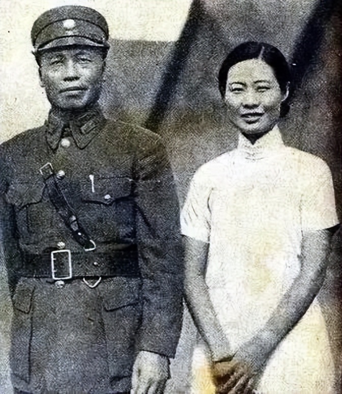 47-year-old Li Zongren chatted with a young female reporter at night ...
