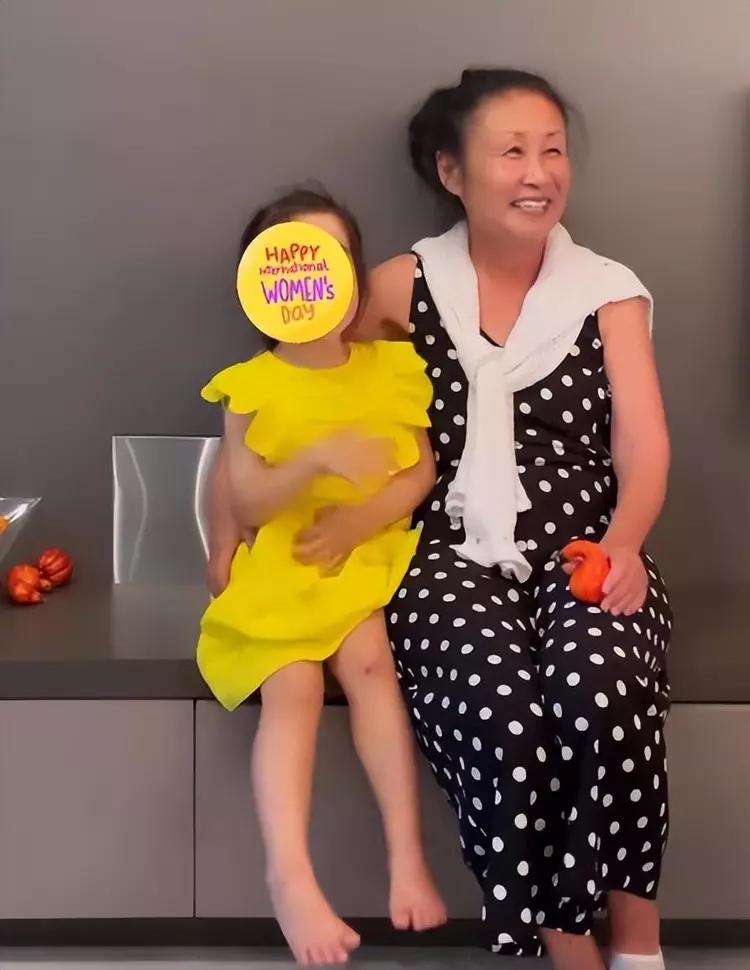 40-year-old Xie Tingting grows more and more like her father Xie Xian ...