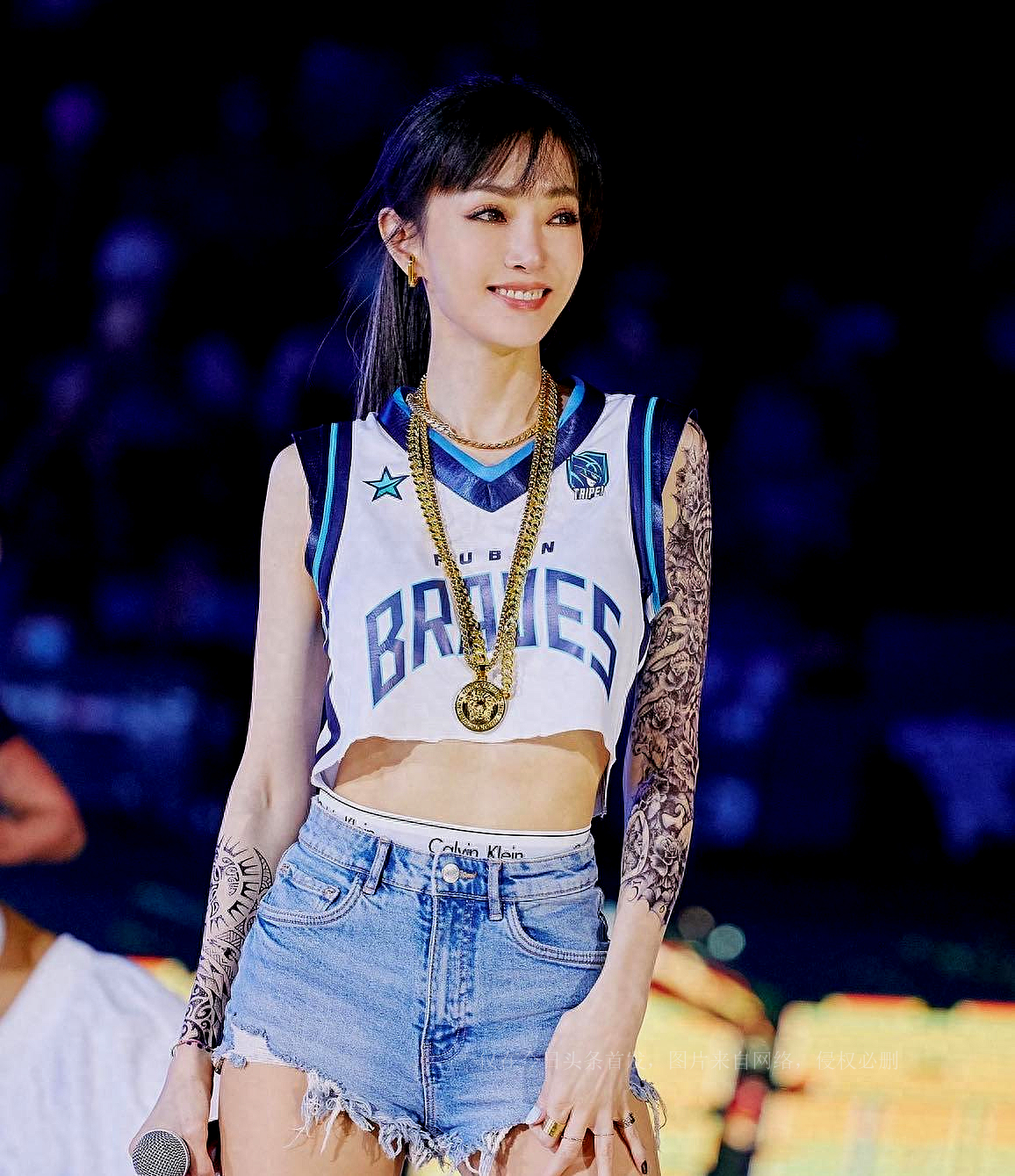 The 47-year-old goddess Xie Jinyan has a hot figure and wears shorts to ...