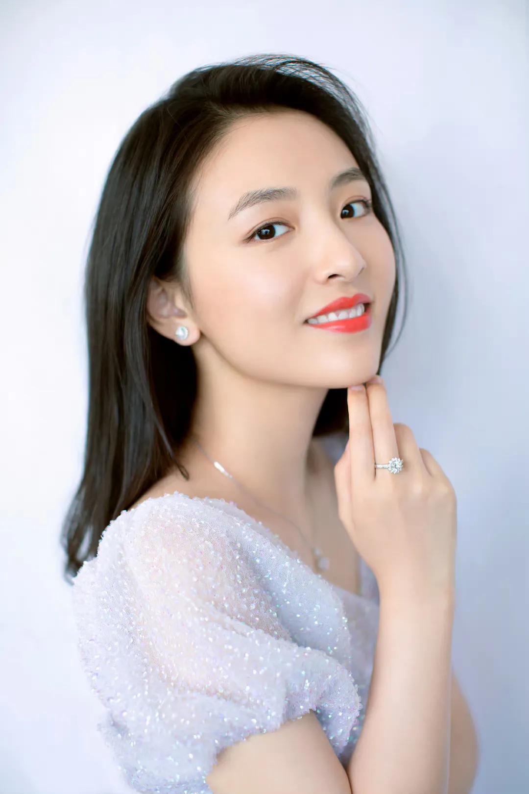 Actress Wu Qian's fashion photo: pretty and delicate - iNEWS