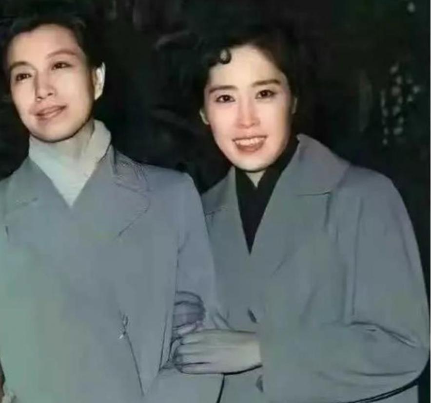 In 1954, the 40-year-old Jiang Qing and the 33-year-old Wang Guangmei rarely took a photo ...