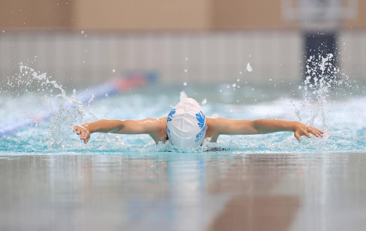The most "mysterious" swimming pool, the clothes won't get wet when ...