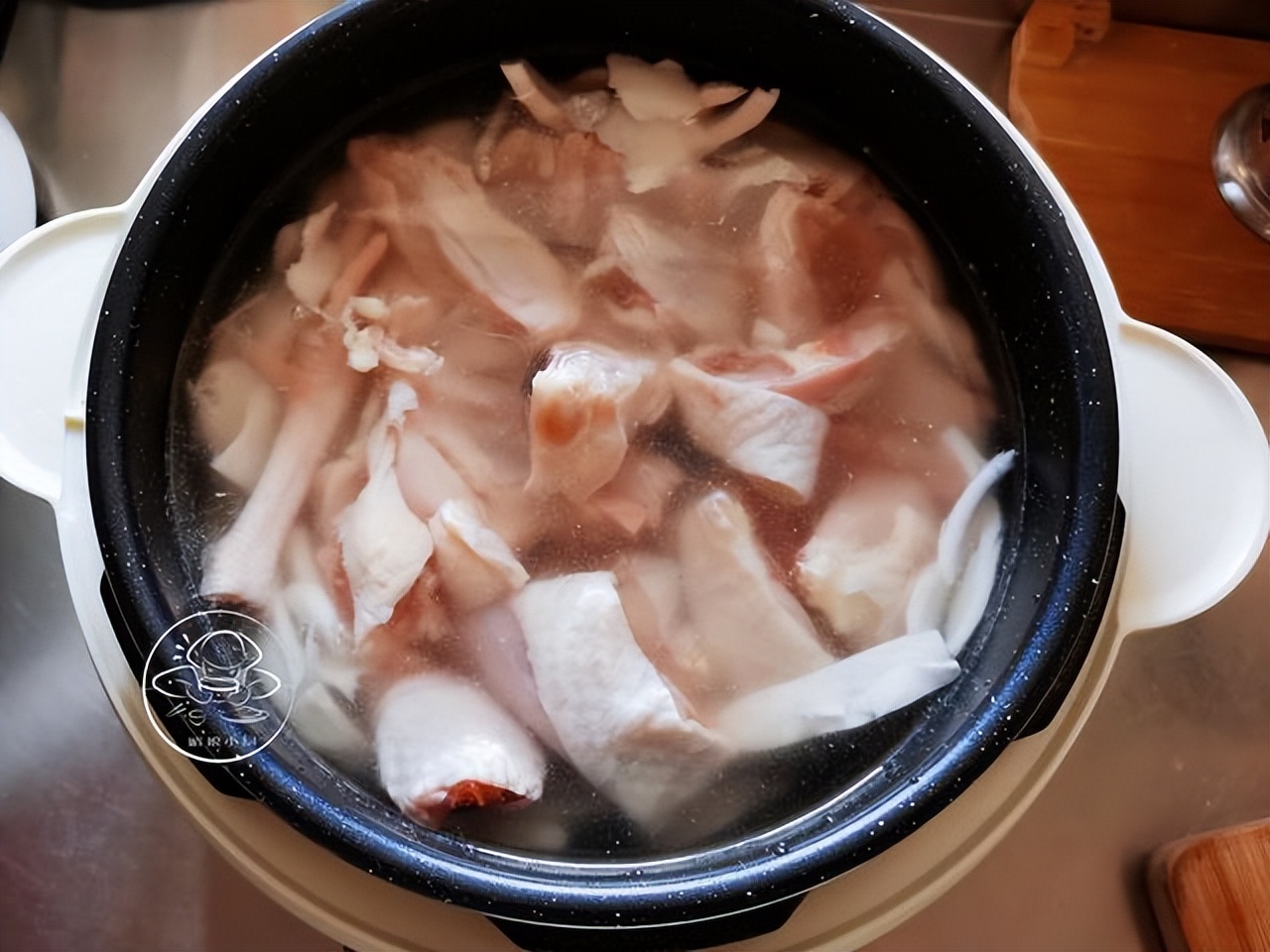 The child bought Wenchang chicken and coconut. The coconut chicken hot ...