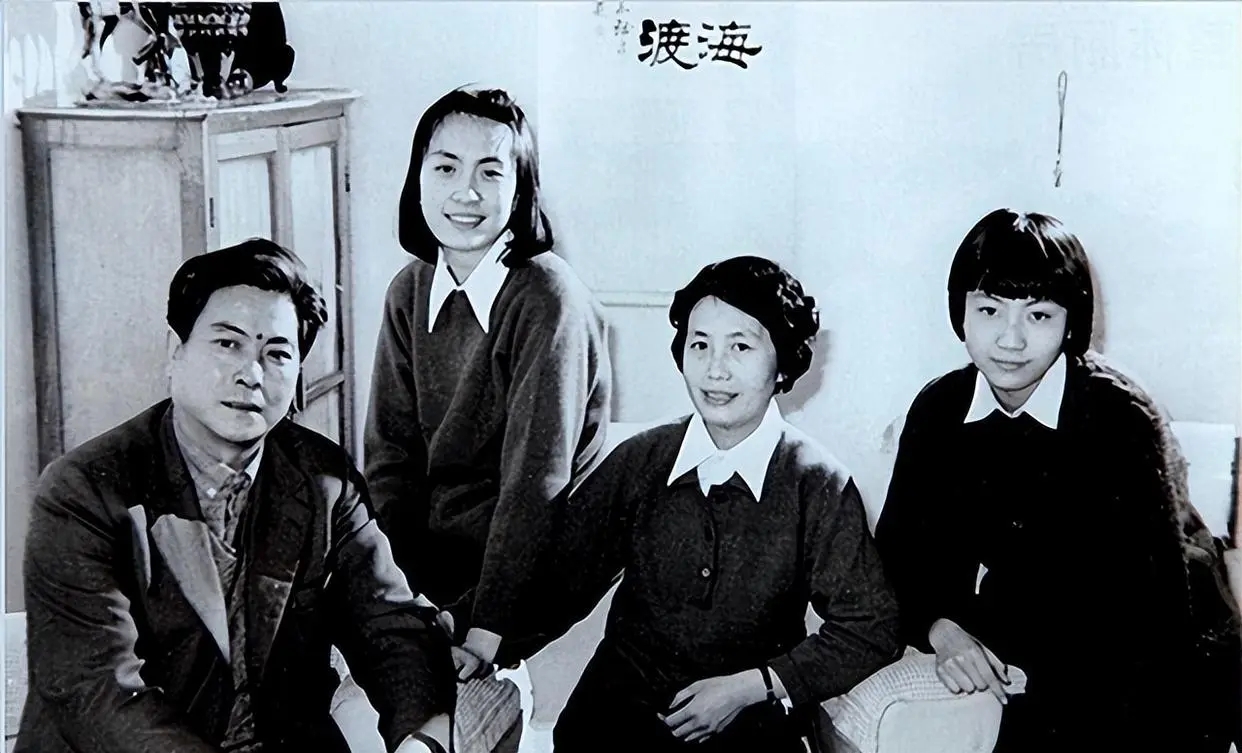 In the 1970s, a precious photo of the great man and Zhang Yufeng, it is ...