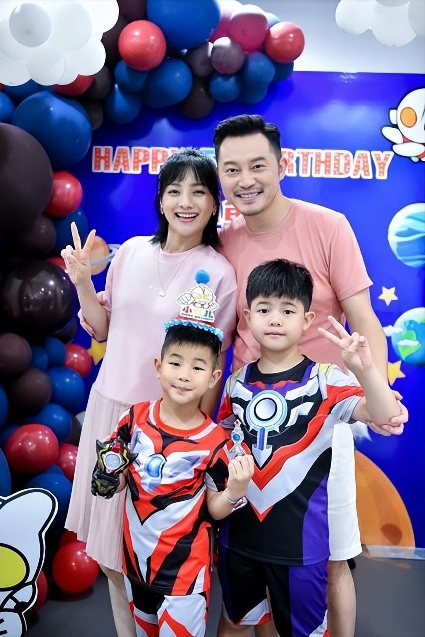 Sha Yi posted a family portrait! He is fat and looks old, his wife is ...