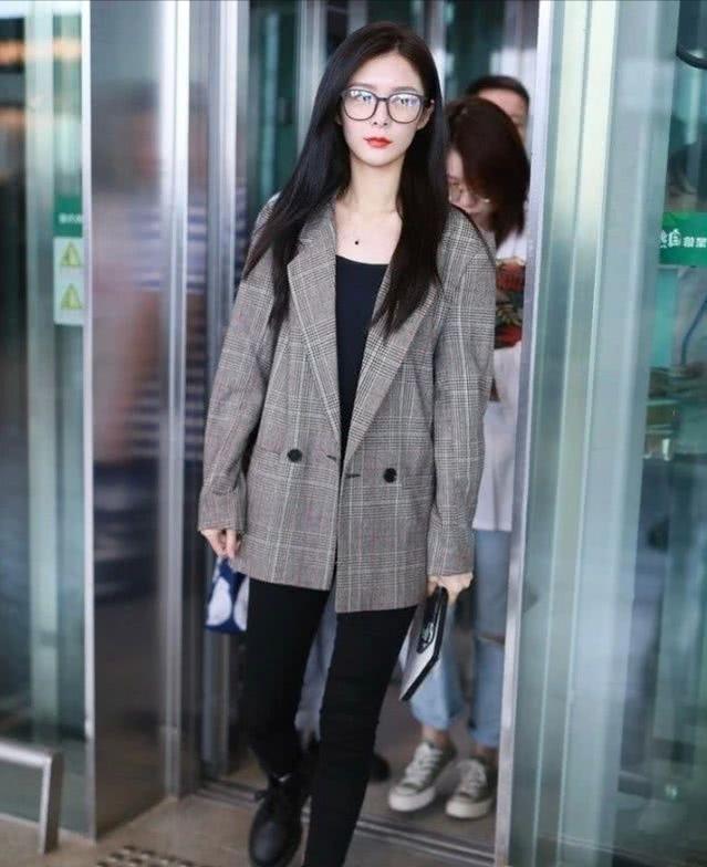 Fu Jing is really good-looking, with a checkered suit jacket and ...