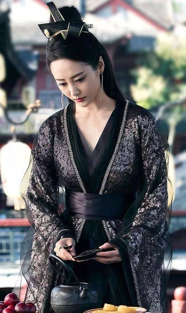 34-year-old Li Chun posted fitness photos, wearing tight pants to show ...