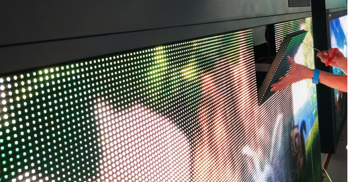 Is the LED display better or the LCD splicing screen better? - iNEWS