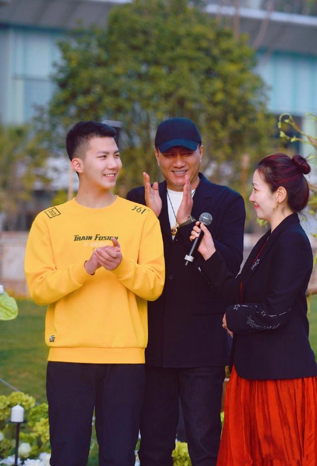 Hu Jun's family of three appeared at a friend's wedding! The 14-year ...