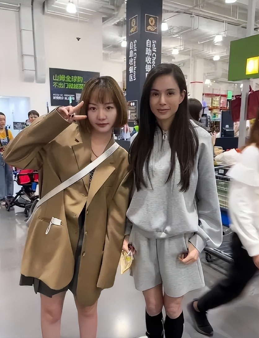 56-year-old Li Ruotong was photographed shopping, wearing a sweater and ...