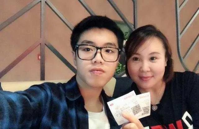 Liu Neng sent his son to study abroad and lived in a three-story duplex building. His wife was ...