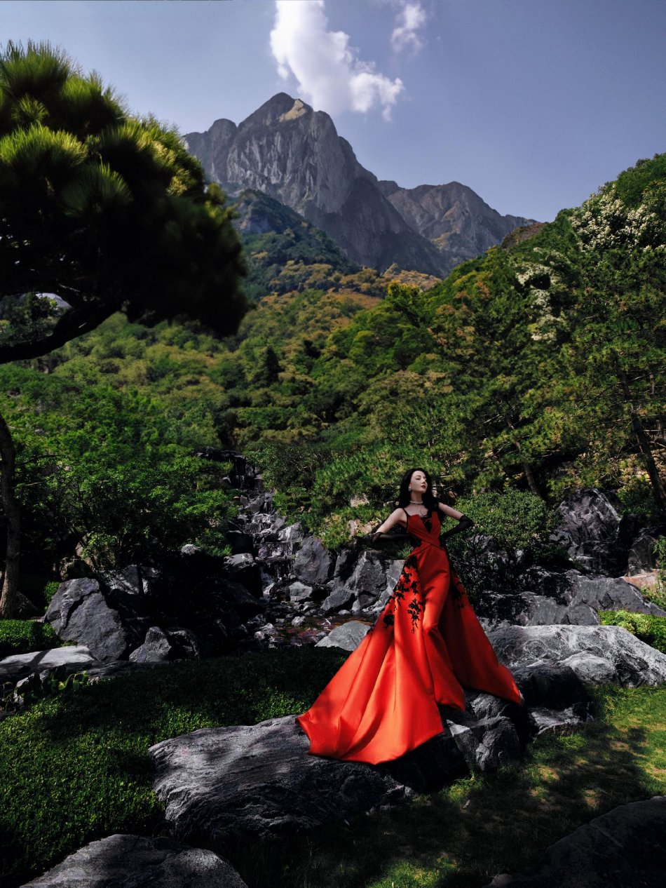 amazing! Di Lieba's Red Beaded Embroidered Dress Photo Released - iMedia