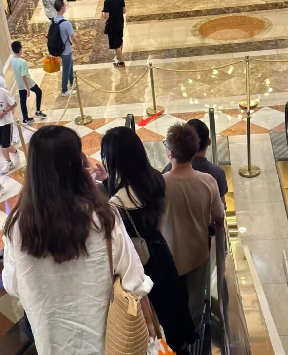 Chen Duling appeared in Macau and was met by chance. His slender body ...