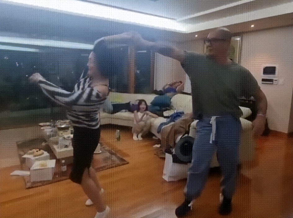 Intimate dance at Little SKoo Jun-yup's house! Twisted waist and ...
