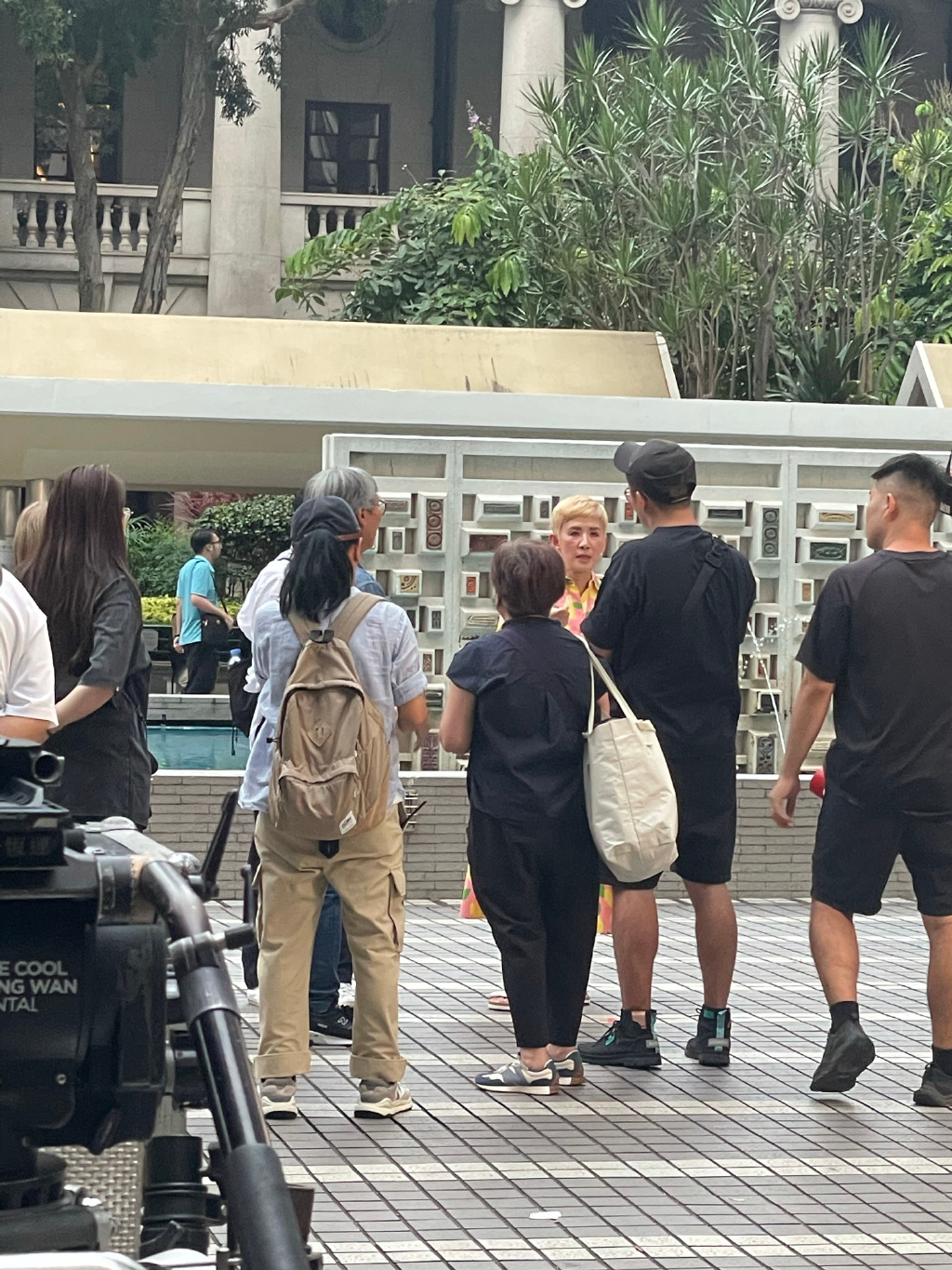 58-year-old Wu Junru appeared on the street, dyed blonde hair to look ...