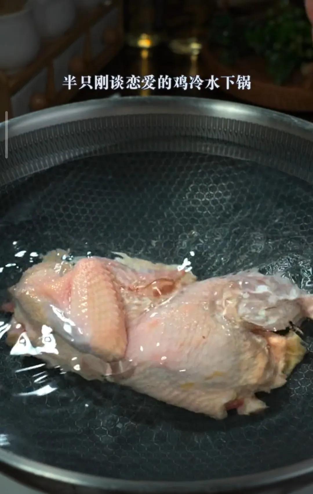 Arrange a pot of spicy and fragrant Bo Bo chicken for everyone. It is ...