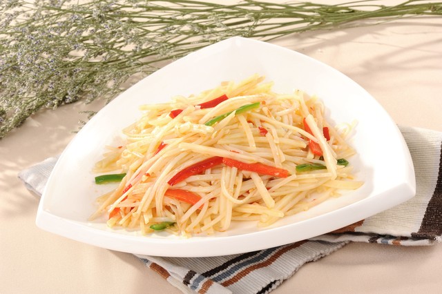 Teach you the correct way to make potato shreds, hot and sour, crispy ...