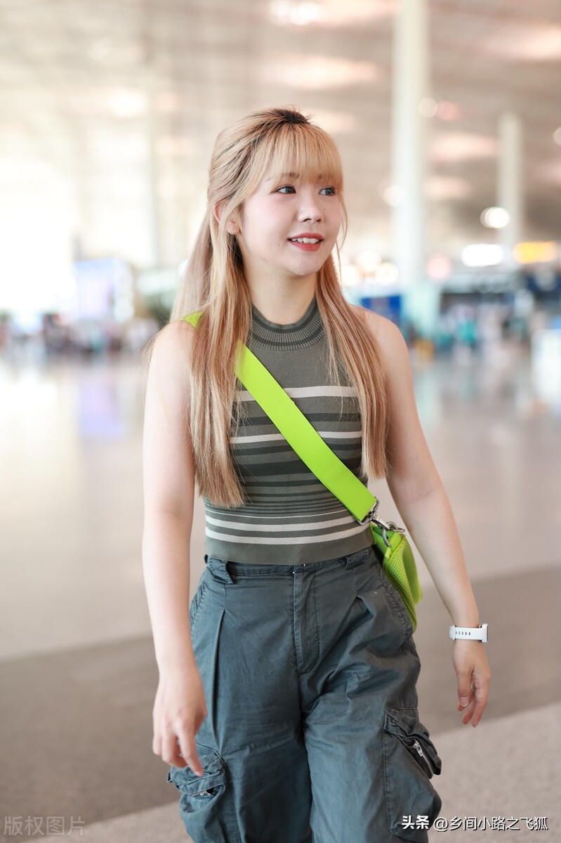 Lai Meiyun appeared at Beijing Airport, with fashionable and sweet blonde hair - iMedia