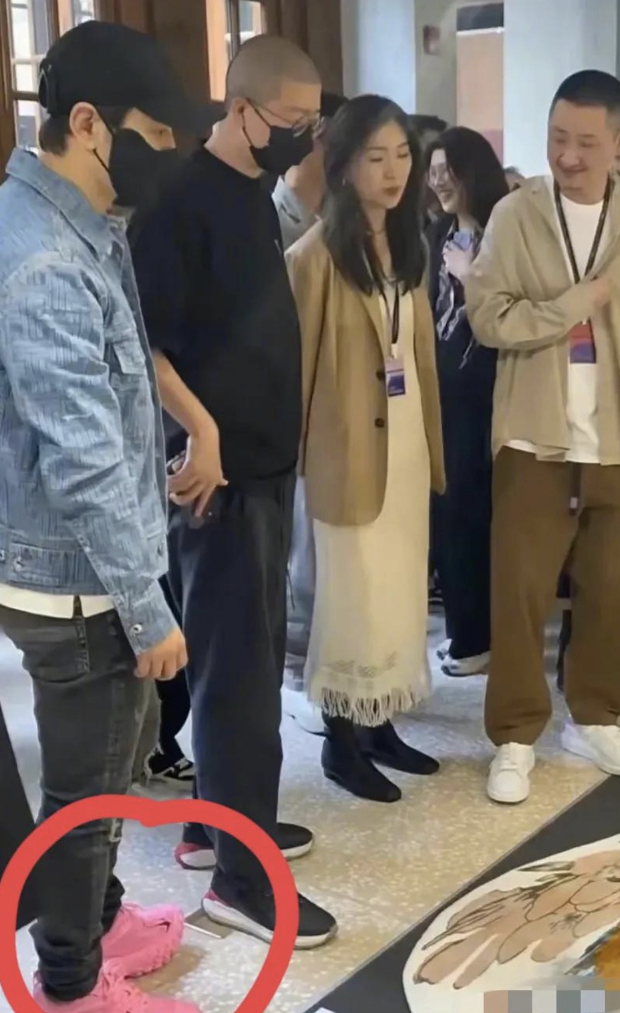 Huang Bo and Huang Xiaoming stand together, whose height is lying ...