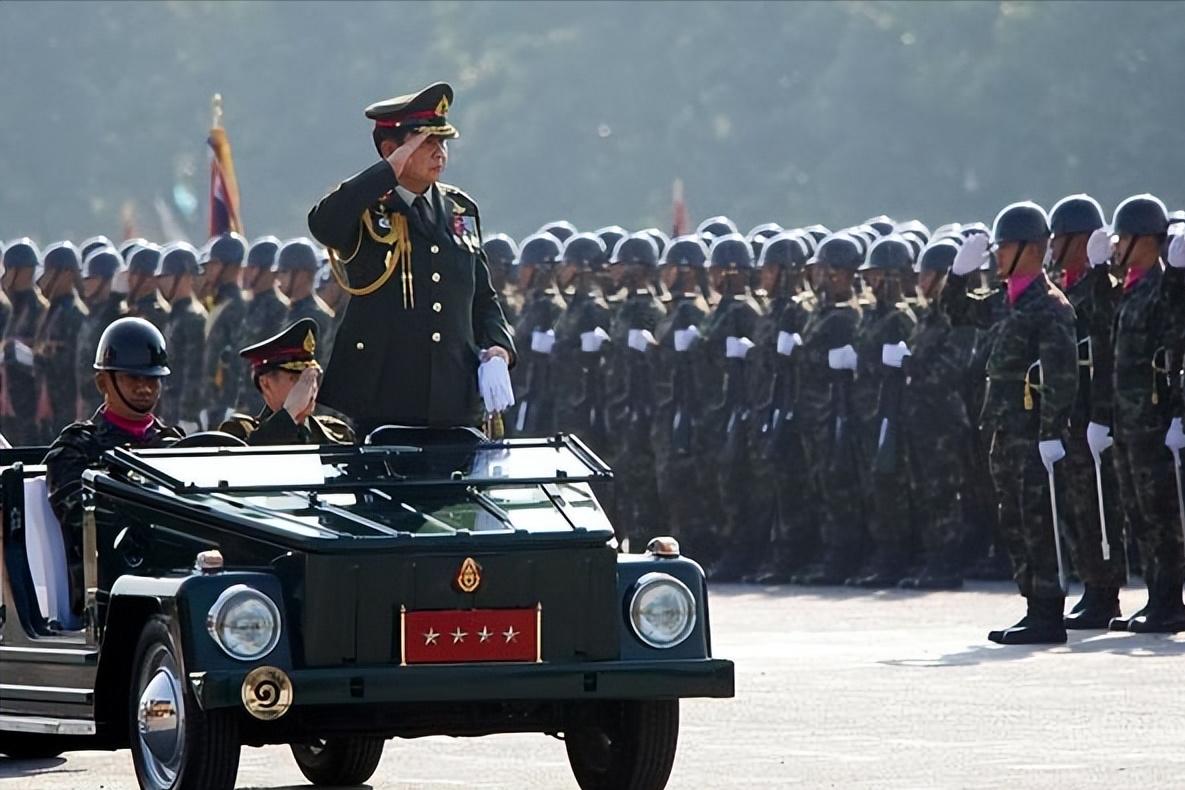 Russian military parade: People braved the rain to watch the soldiers ...