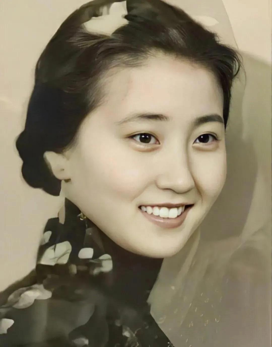 The photos of Jiang Ying when she was young are extremely beautiful ...