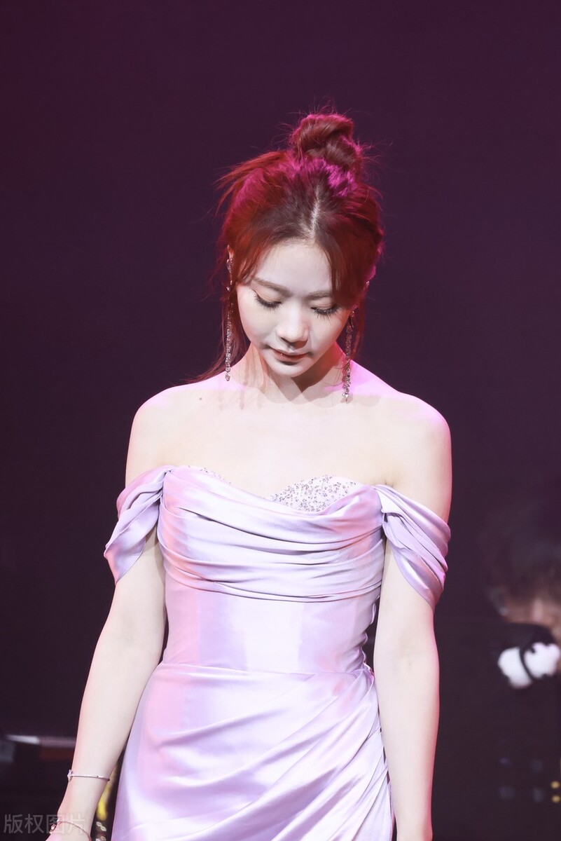 Zhang Zining's dress at the autograph concert is still very beautiful ...