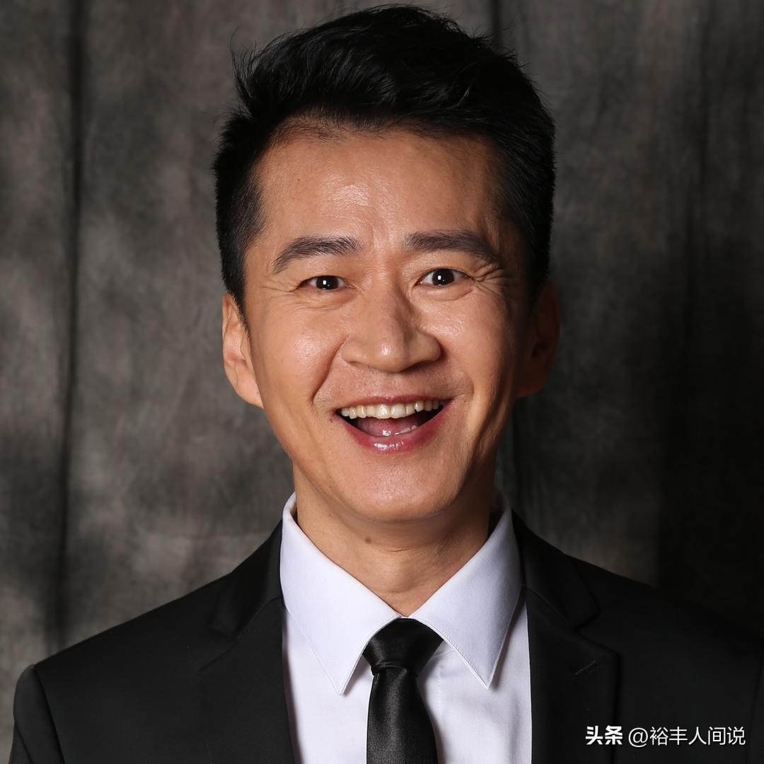 Li Jiaming carries a woven bag to go to the big market to buy new year ...