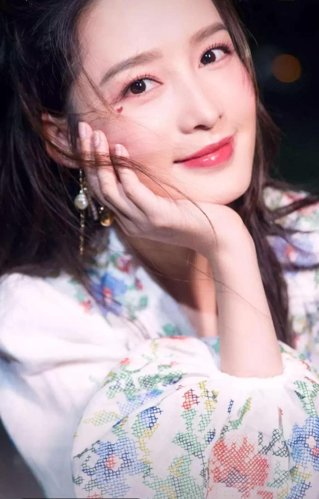 Mobile desktop, stars Li Qin, Dai Yanni, Hailu and Zhang Bichen - iNEWS