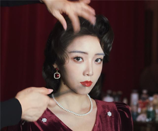 Yu Shuang had a "red rose" shape with a black mesh covering her face ...