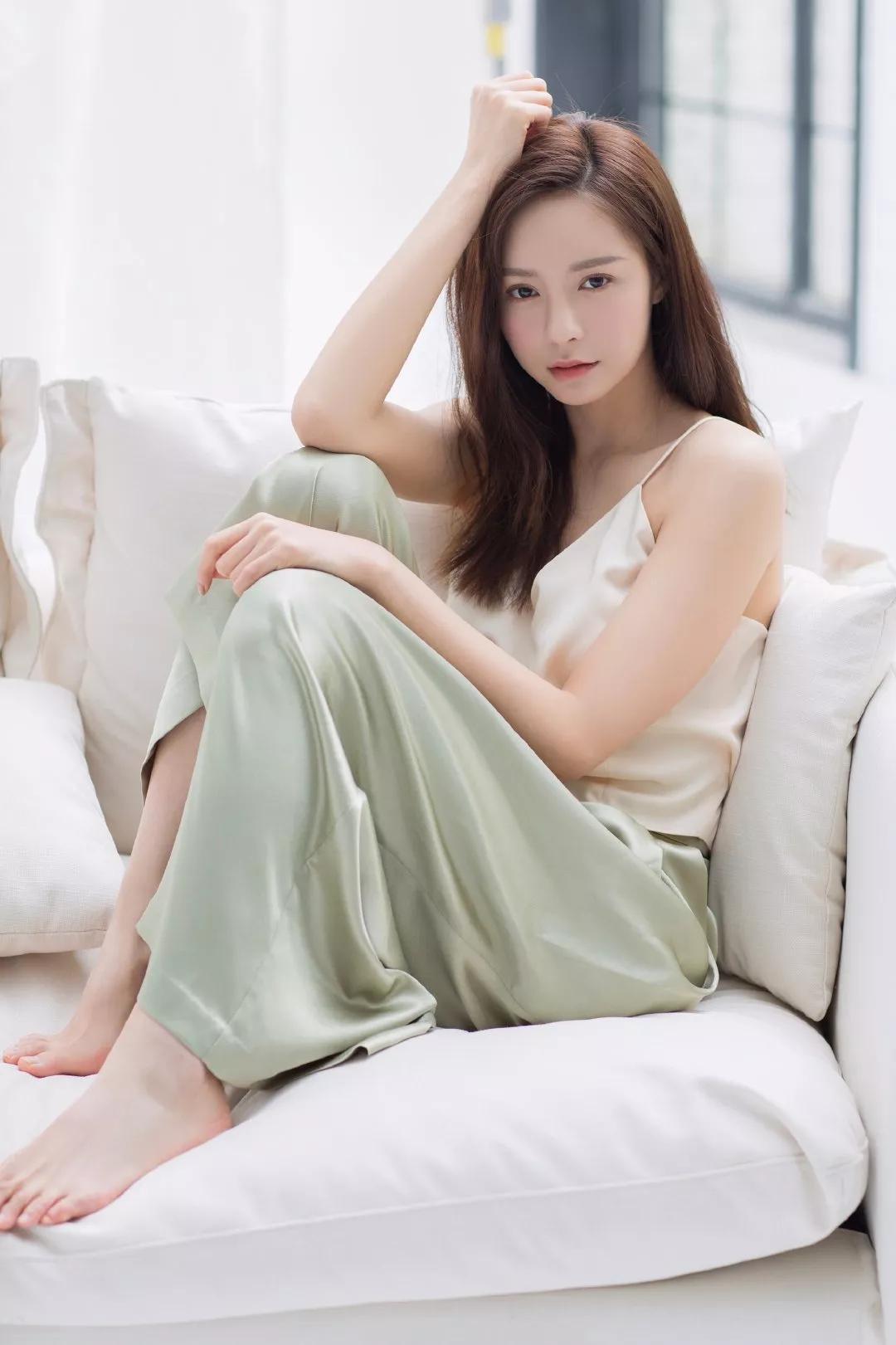 Star beauty foot Liu Yun Shen Mengchen Lin Yuner - iNEWS