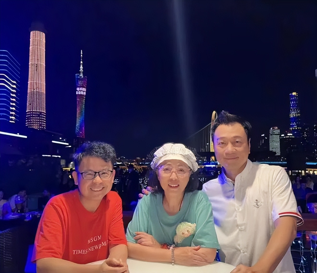 He is a TVB acting school, a good friend of Raymond Lam, his loving ...