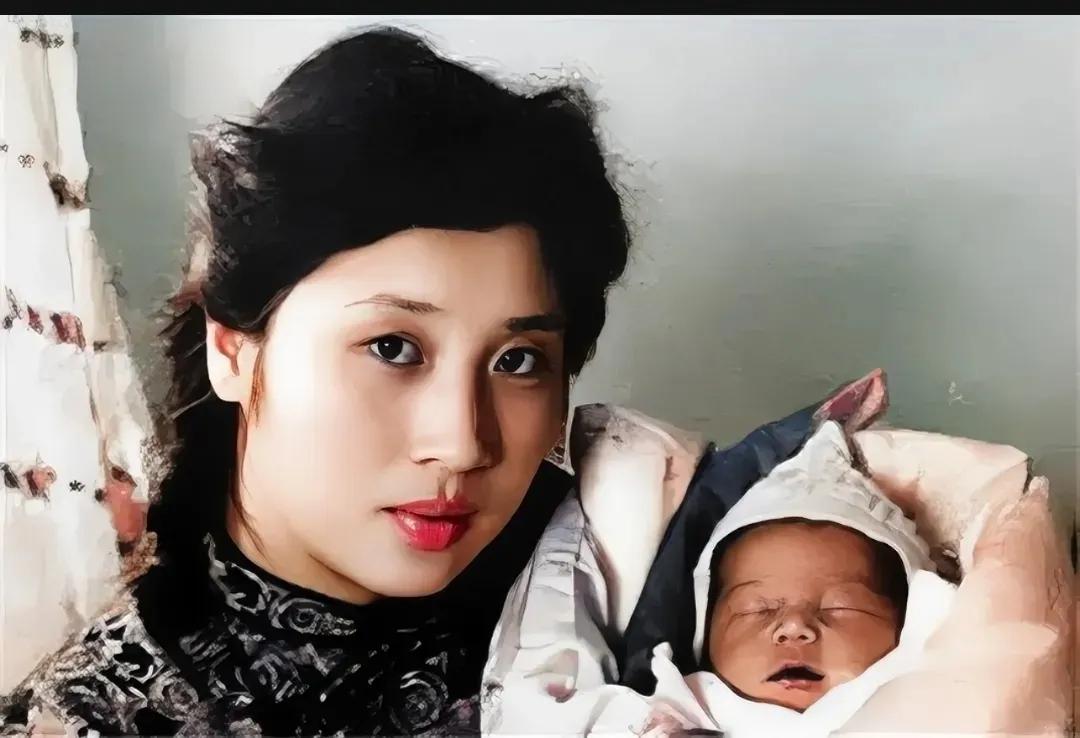 In 1947, Zhang Lingfu's wife, Wang Yuling, hugged her son, a rare photo ...