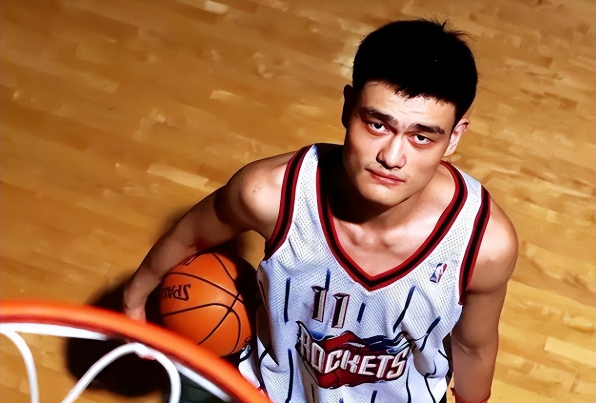 The host asked Ye Li how to sleep with 400-jin Yao Ming after marriage, and the answer made ...