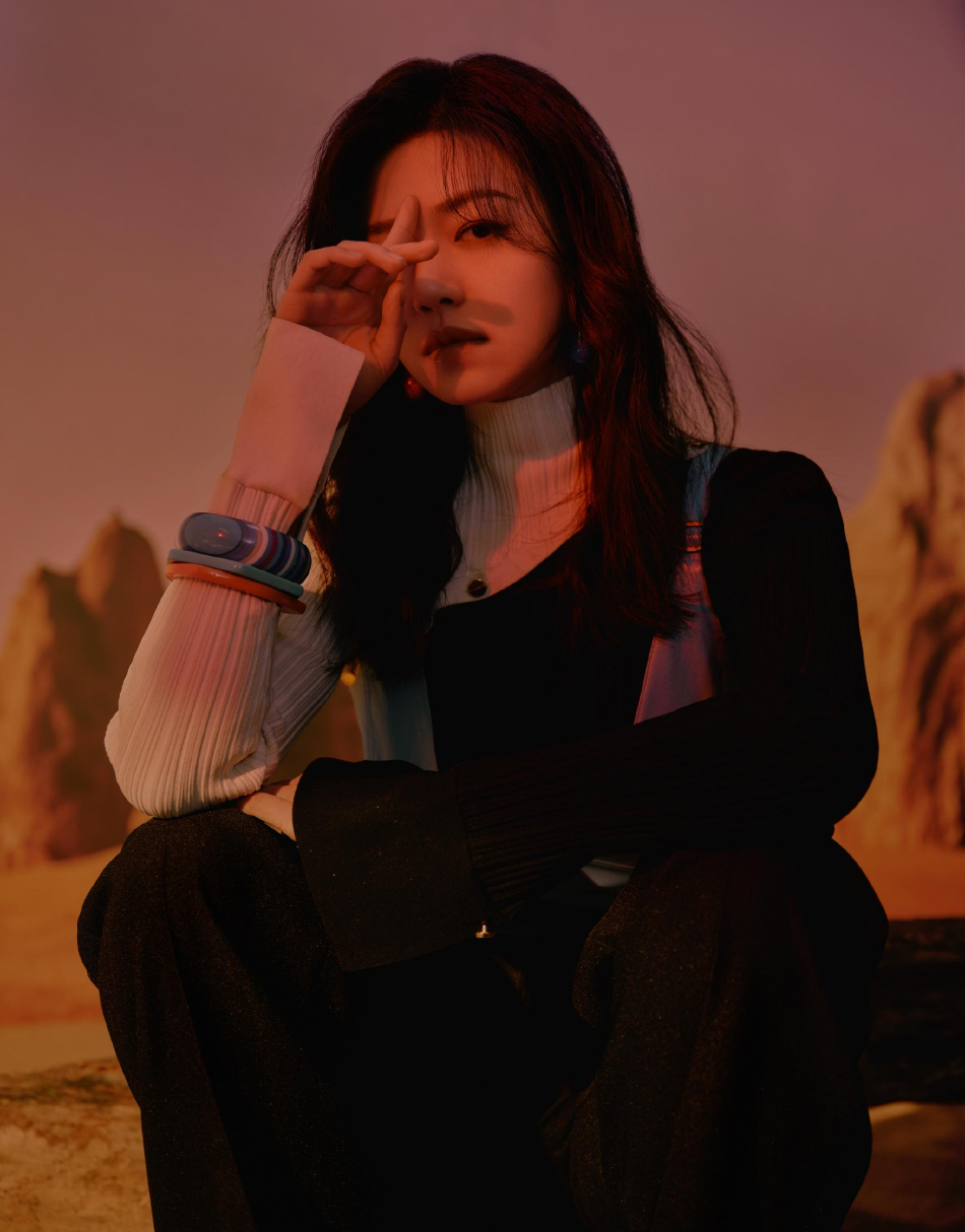 Chen Yanxi wore a white dress, like a pure flower in the desert - iNEWS