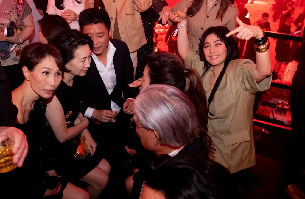 Among the wealthy ladies, she is the most daring - iMedia