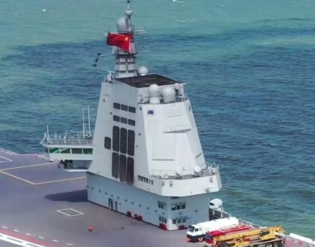 Type 076 has an aircraft carrier-class double island? It is not just ...