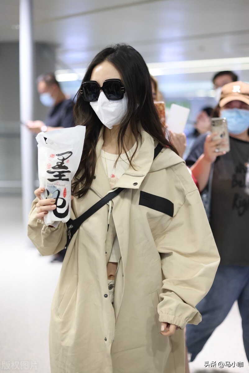 Yang Ying arrived at Shanghai Airport and signed autographs for fans ...