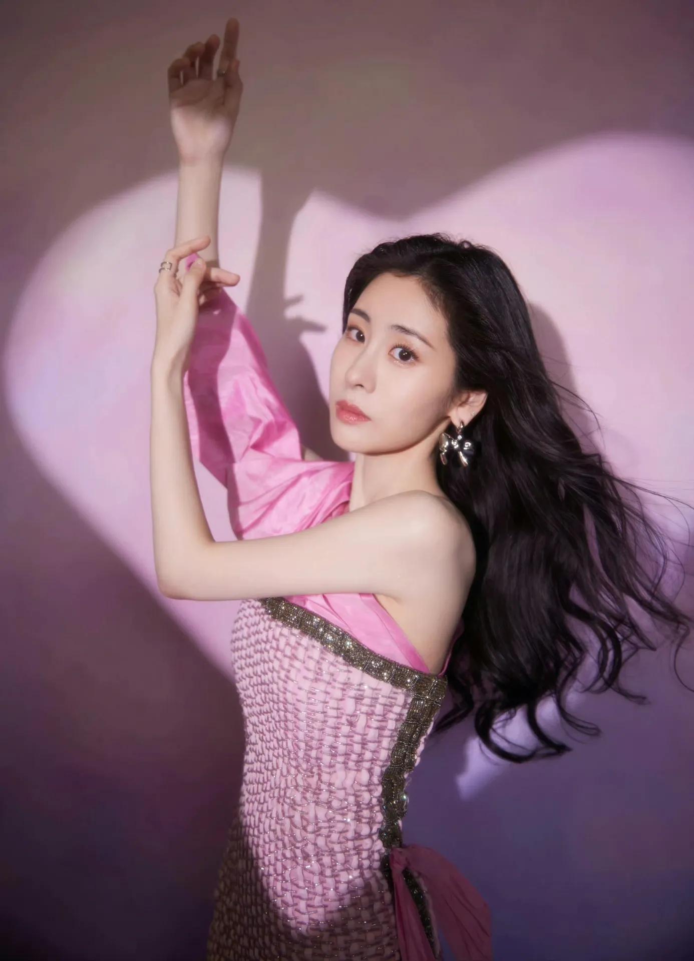 Zhang Bichen pink dress, intellectual and elegant - iNEWS
