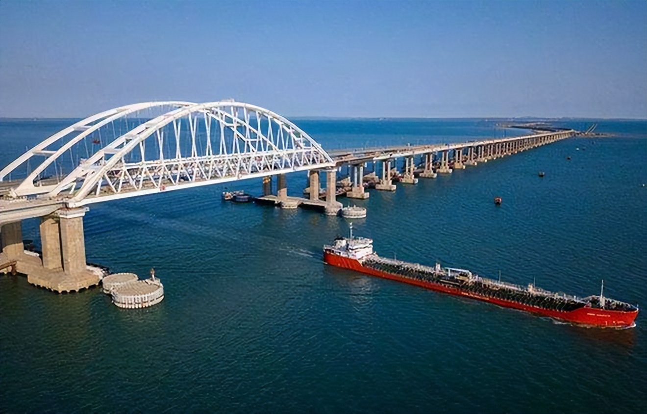 Crimea Bridge, a passage for Russian tanks - iNEWS