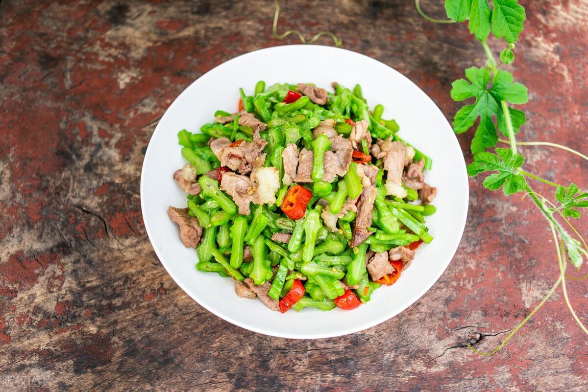 Stir-fried pork with sword beans, simple, refreshing, delicious and ...