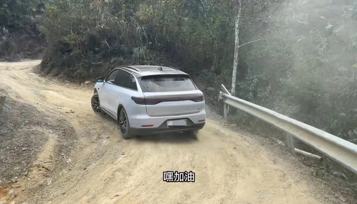 Unexpectedly, this SUV boarded Chengfo Slope - iNEWS