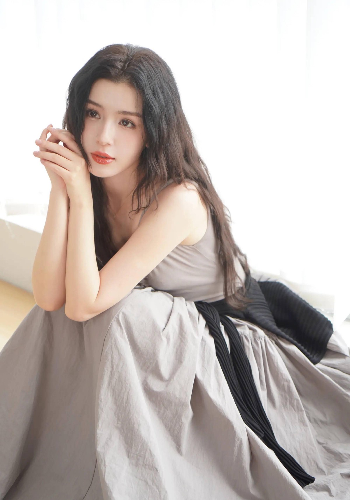 Hani Kezi wears a gray suspender skirt like a girl with a sweet smile ...