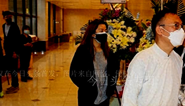 Actress Zhu Wenjun laid a wreath for her. Her daughter attended the ...