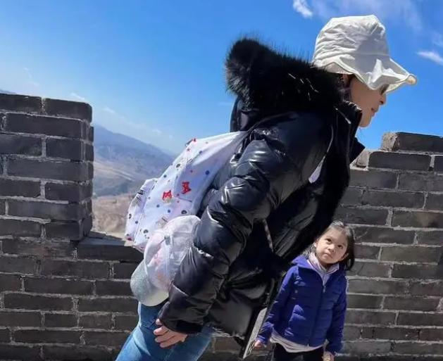 Huo Qigang and Guo Jingjing took their three children on a trip ...