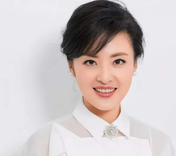 Li Sisi makes a gorgeous return! ELLE Fashion Ceremony Host's First ...