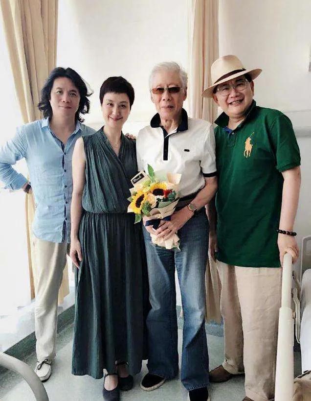 87-year-old Jiao Huang's recent photo exposure! His hair is all white ...