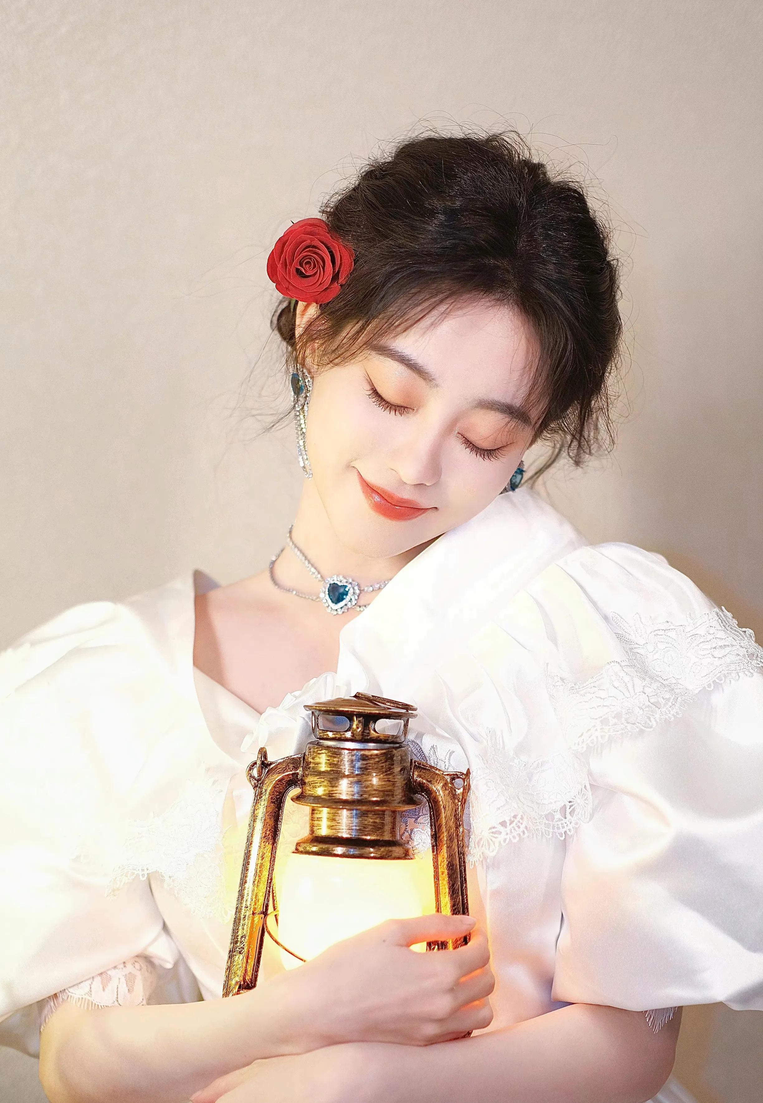 Zhu Xudan is more beautiful than flowers, wearing a white wedding dress ...