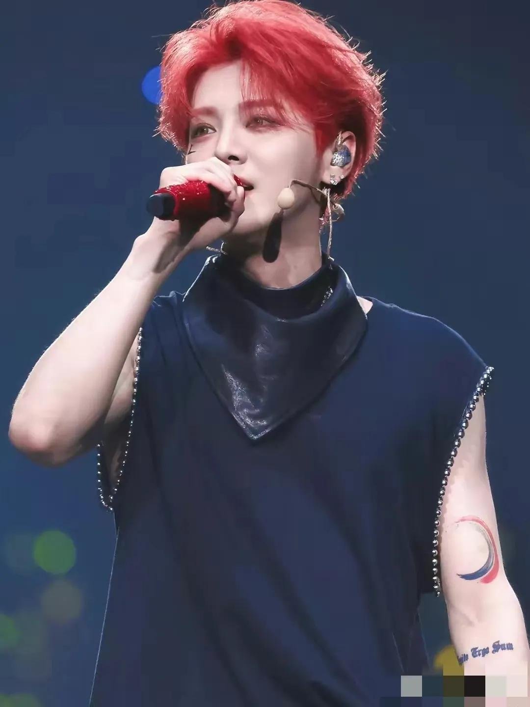 Lu Han's stunning Shanghai concert! The cool and handsome red-haired ...