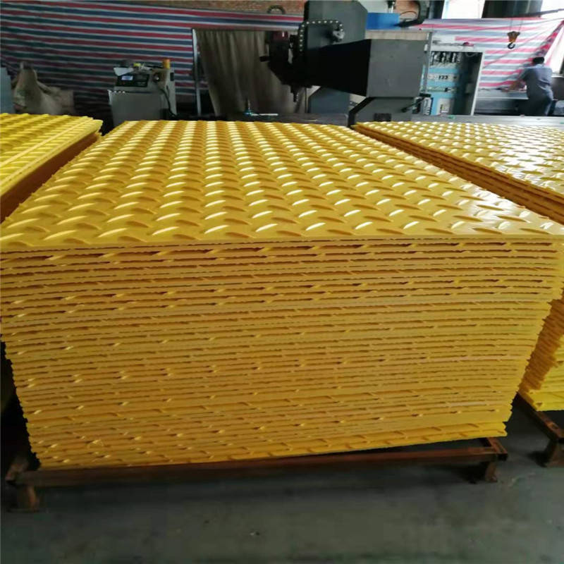 Lightweight composite polyethylene paving pads, temporary road slabs ...