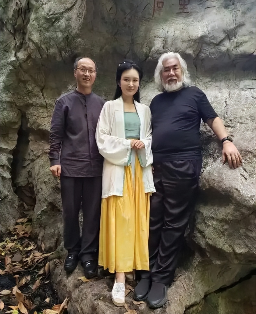 71-year-old Zhang Jizhong still accompanies his wife on live broadcast ...